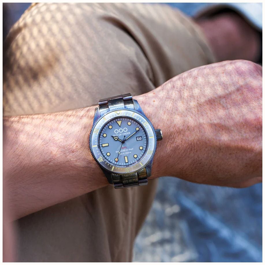 Out Of Order Grey Auto 2.0 (44mm) Grey Dial / Aged Stainless Steel OOO ...